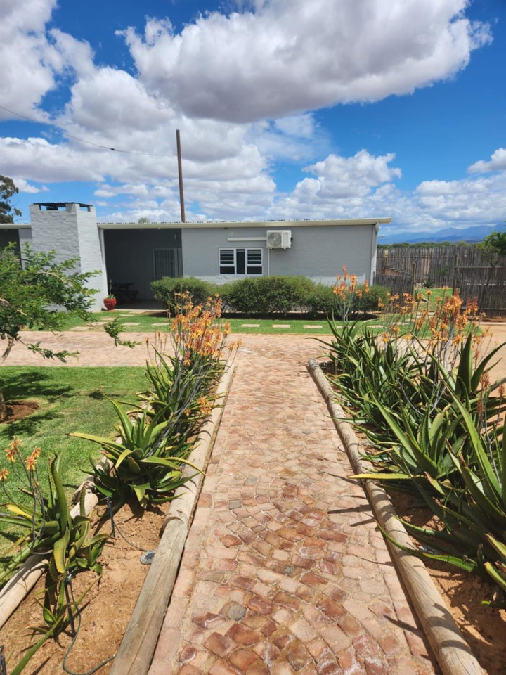 Volgenoeg Self Catering Cottage - Oudtshoorn