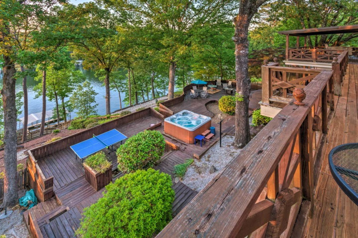 Dock, Hot Tub & Kayaks: Luxe Hot Springs Lakehouse - Lake Hamilton, AR