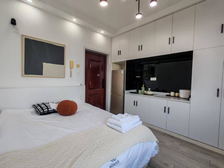 Tianle - Bright Modern City Studio With City-view Windows - Shanghai