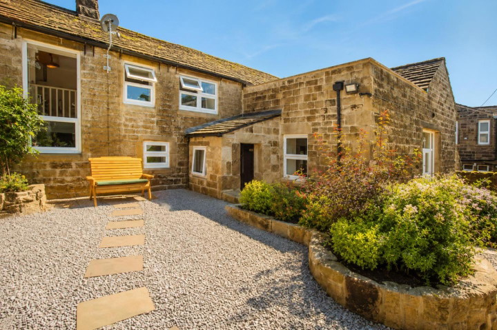 The Bronte Moor Retreat - 3 Bed, Pet Friendly Cottage - Stunning Views - Hot Tub - Todmorden