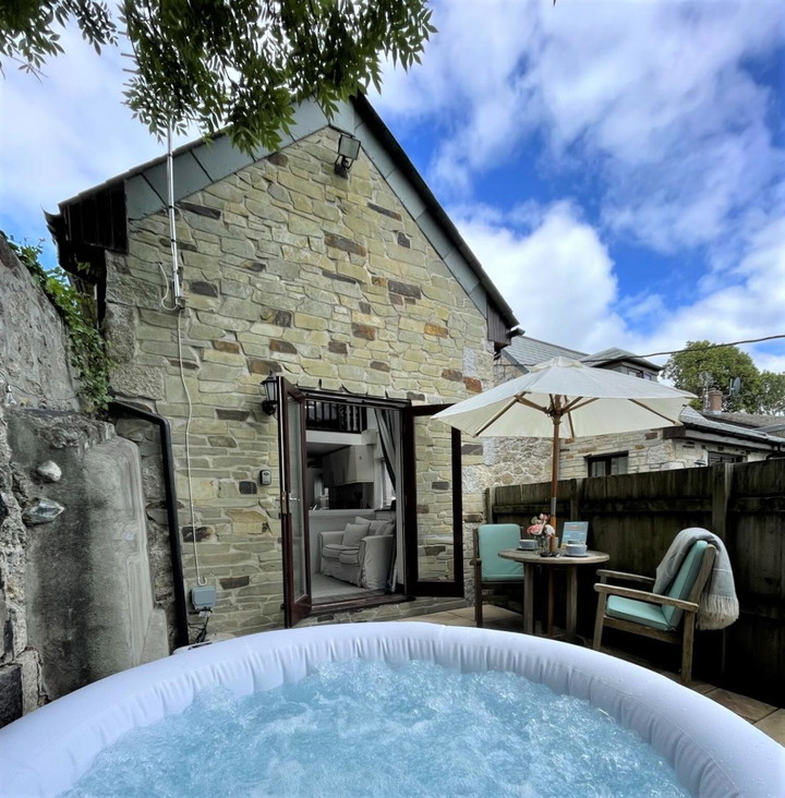 The Stables: Detached Cottage With Private Garden & Hot Tub - St Austell