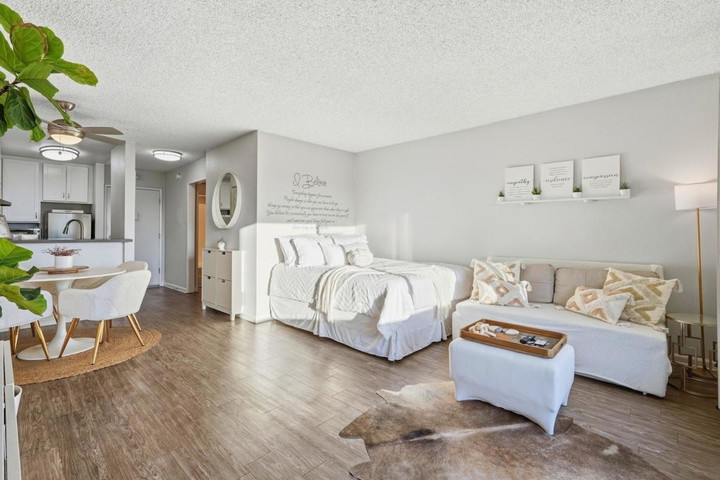 Stylish Silverlake Apartment Near Crypto Arena - Norwalk, CA