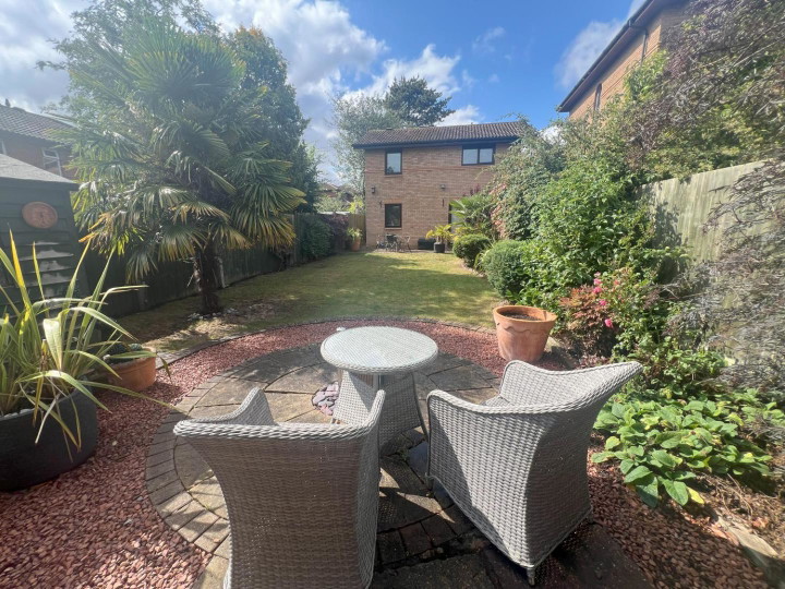 Superb Comfy 2 Bed House, Responsive & Caring Hosts Free Wifi & Parking, Close To Mk Centre, Train Station, Santander, Network Rail By Webbhill Stays - Hertfordshire