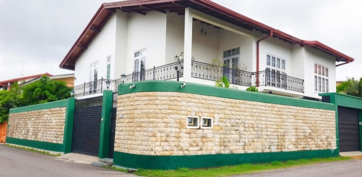 Dee Holidays - - Colombo