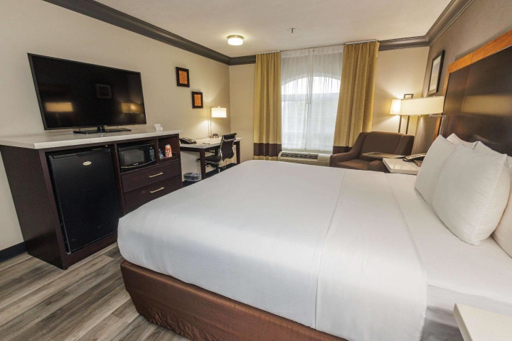 Comfort Inn & Suites Near Universal - N Hollywood - Burbank - Los Angeles