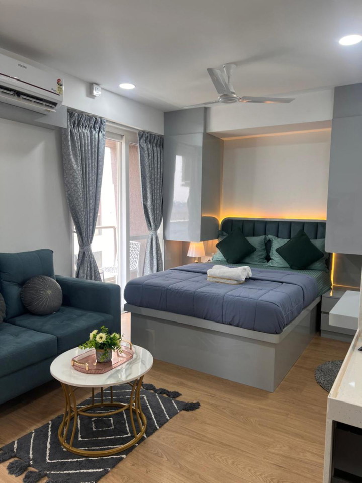Neon - Nirvana Stays With Pvt Balcony -1 Km From Airport - Pune