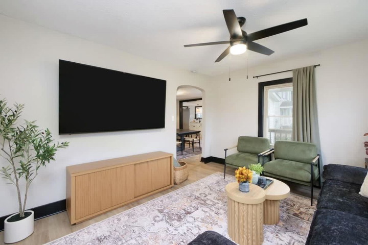Modernized Historical Home In Downtown Medina With Hot Tub - Brunswick, OH