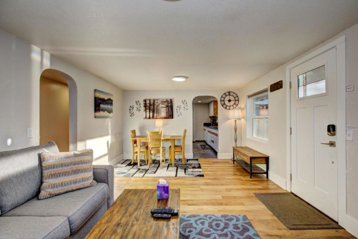 Little Blue Bungalow On Boise's Bench, Pet Friendly, Fully Fenced Yard With Doggie Door! 2 Miles From Bsu, 5 Minutes From Downtown Boise, Desk And Workstation For Remote Workers, 2 Tv's Large Walk-in Closet, Good For Mid-term Stays - Boise, ID
