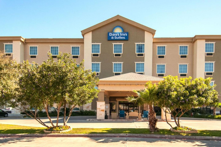 Days Inn & Suites By Wyndham San Antonio Near Frost Bank Center - San Antonio, TX