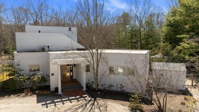 East Hampton 5br Luxury Home With Heated Pool, Sauna Wine Room Near Beaches Stay - East Hampton, NY