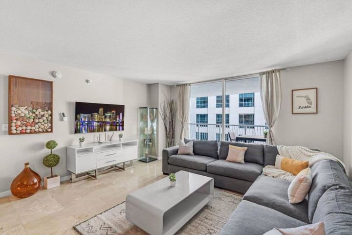 Waterfront And City Lights 1-br With Free Parking - Miami Beach, FL