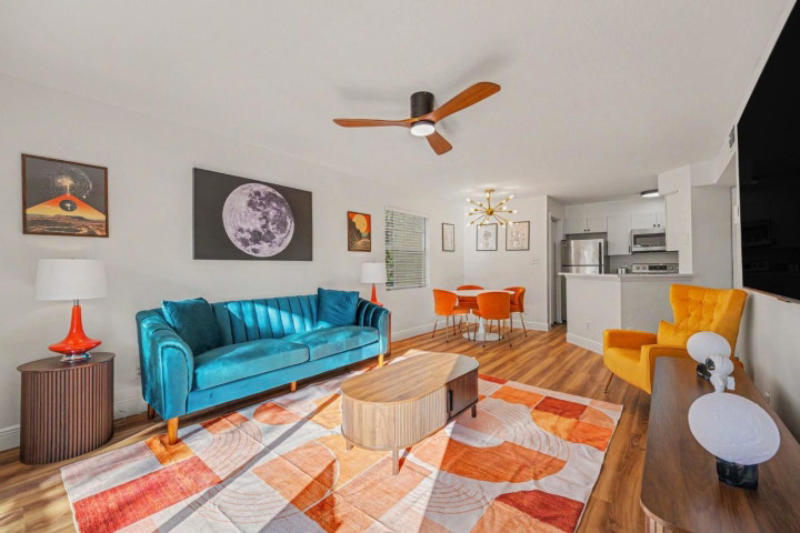 Space Age King Bed Condo Half Mile To Beach - Melbourne Beach, FL
