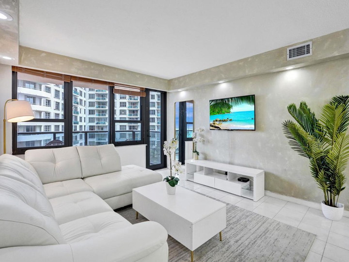 Amazing Ocean View Condo Beach Service 607 - Miami Beach, FL