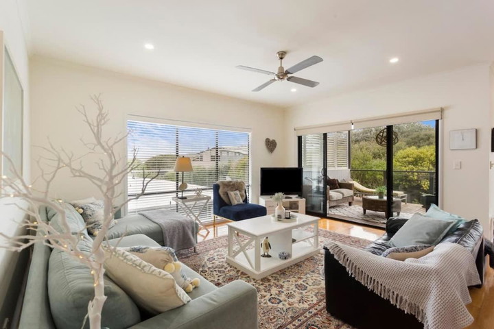Serene Modern Beach Escape 3 Bed 2 Bath - San Remo