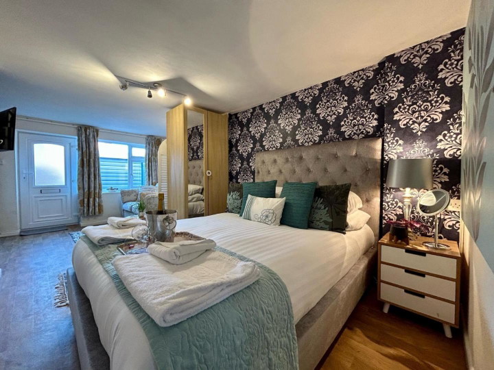 Riverside Escape By Bournecoast - A Lovely Ground Floor Studio Apartment Just A Short Walk From The Riverside, Beaches And Local Shops - Fm3001 - Bournemouth