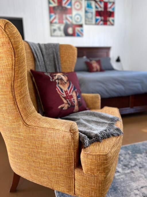 Private Bright Modern Studio! Queen Bed ! - Langford