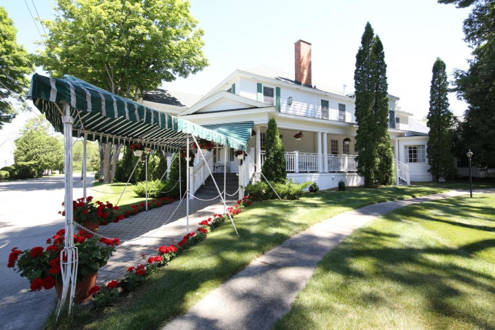 Colonial Inn Harbor Springs - Michigan