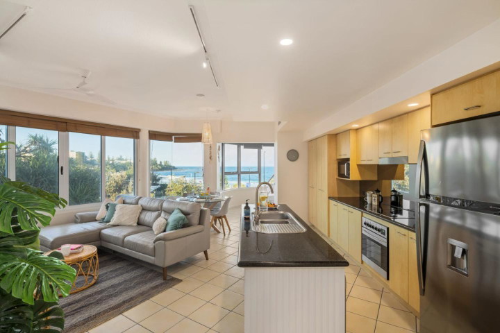 Oceanfront Views At Rolling Surf Resort - Golden Beach