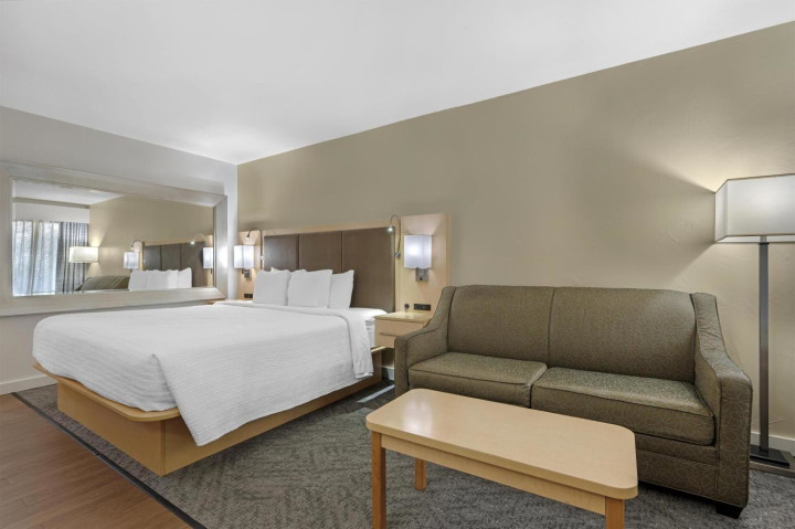 Best Western Plus South Coast Inn - Santa Bárbara, CA