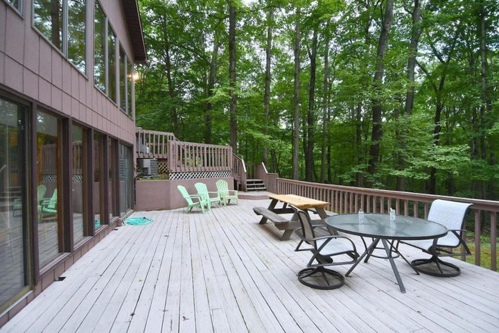 Dogwood Knoll - Wifi, Pool Access, Deck, Fireplace, Deck, Family Friendly, Hiking, Games, Screen Porch, King Bed - Berkeley Springs, WV
