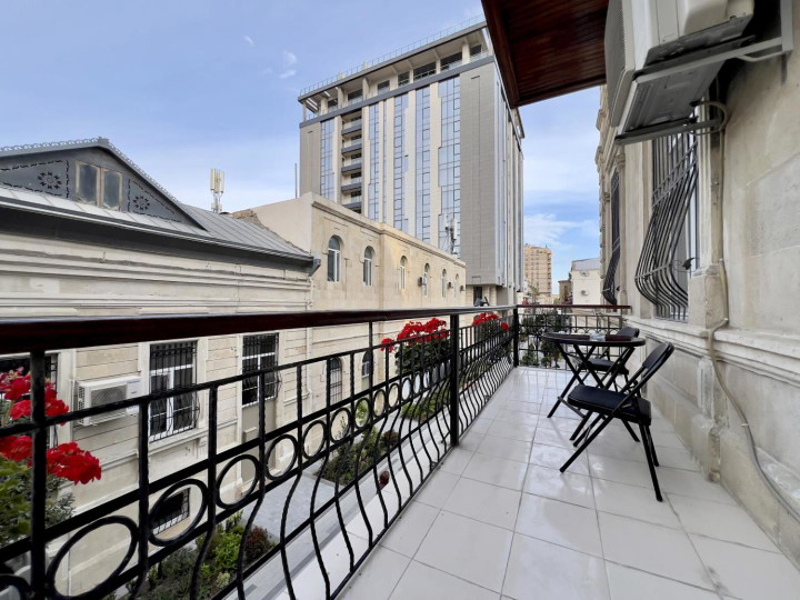 Private-balcony Flat Near Fountain Square - Bakú