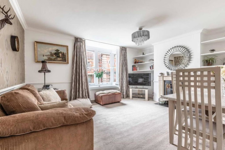 Windsor Town Centre Victorian Townhouse Sleeps 6 - Slough