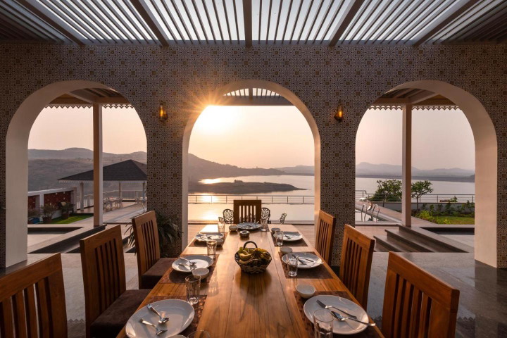 Lake Arches By Stayvista - 4bhk Villa With Infinity Pool & Alfresco Dining - 