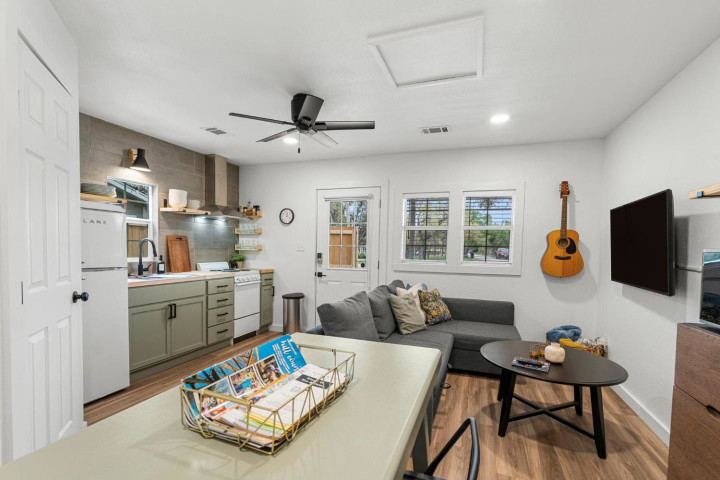 New! The Yellow Door- Downtown Wimberley W/ River Access - Wimberley, TX