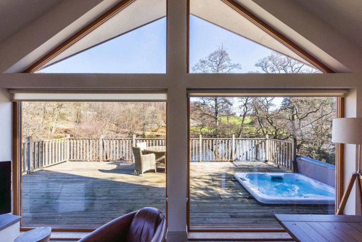 Riverbank- Glass-fronted Riverside Stay -Hot Tub - Killin