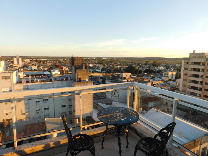 Departamento En Peatonal Con Terraza Y Vista Al Río Uruguay - Concordia
