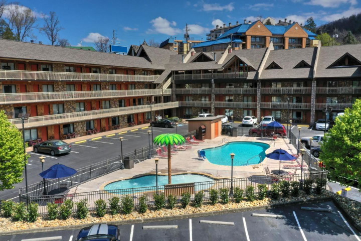 Crossroads Inn & Suites - Gatlinburg, TN