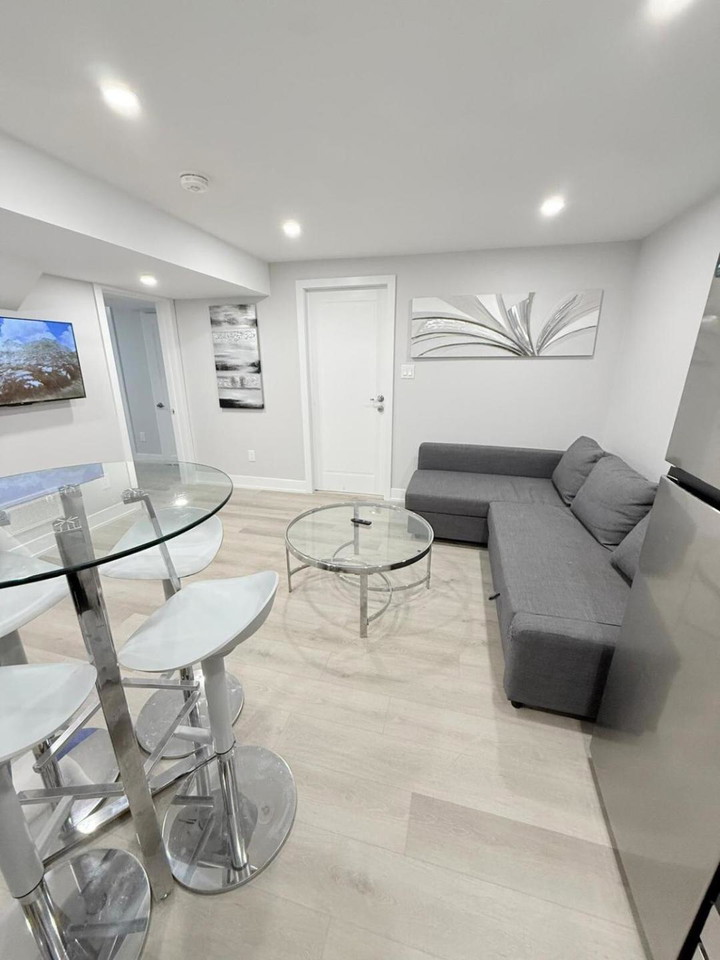 Modern And Cozy Basement Suite,2 Bedrooms With Kitchen ,Parking And Separate Entrance - Burlington