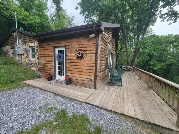 High Ridge Cabin With Hot Tub, Starlink Wi-fi & Whole-house Generator - Stanley, VA