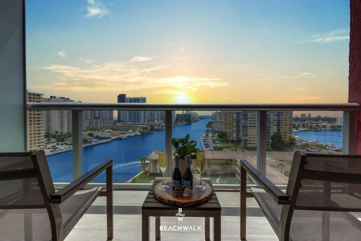 Chic High-floor Studio With Intracoastal View - Miami Gardens, FL