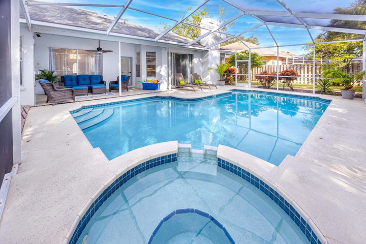 Palm Harbor Paradise - Spacious Home In Quiet Neighborhood With Heated Pool, Billiard Room, Hot Tub - Dunedin, FL