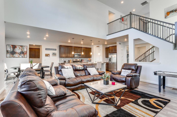 16 Mi To Denver: Spacious Commerce City Home! - Brighton, CO