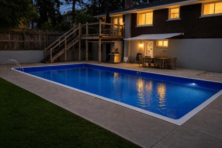 Poolside Paradise - Spacious 5br Family Home - Waterloo, ON, Canada
