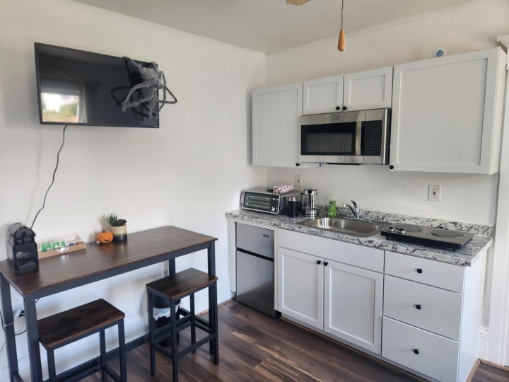 Street Side Studio Apartment - Manchester, NH
