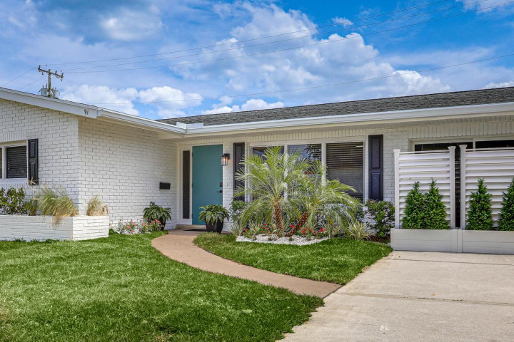 Completedly Renovated Pool: Home Minutes To Beach! - North Palm Beach, FL