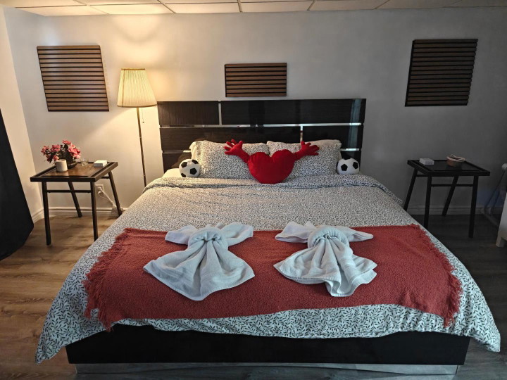 Spacious Basement Lower Suite 3br Unit ,1 King 2 Queen Beds 2 Car Parkings - Ajax