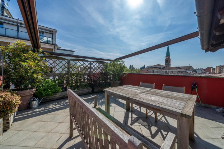 Guesthost - Attico Del Gusto - Terrace & Private Parking - Udine