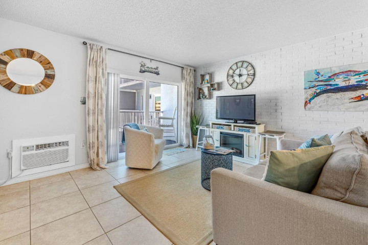 Coastal Studio Ocean Views, Pool, Walk To Beach - New Smyrna Beach, FL
