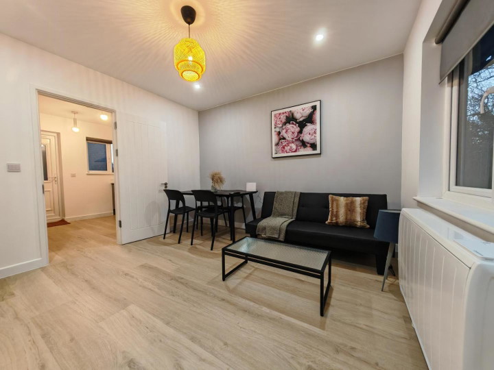 2 Bedroom Cotswold Bungalow - Chippenham