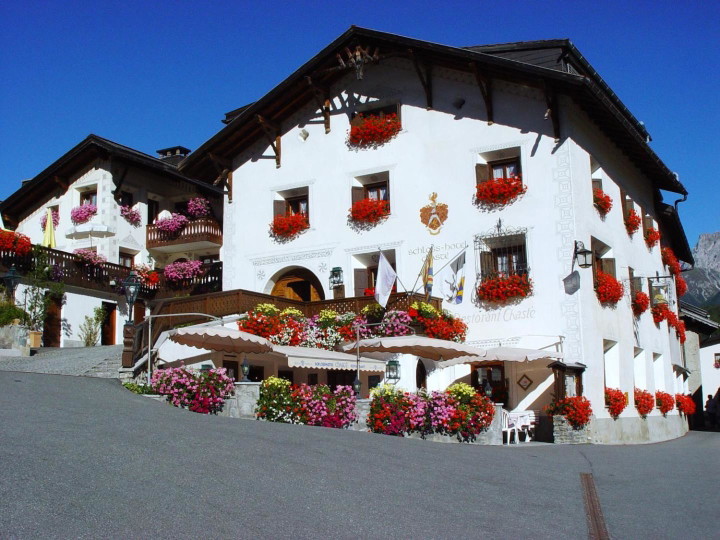 Relais & Châteaux Schlosshotel Chastè - Scuol Tarasp - シュクール