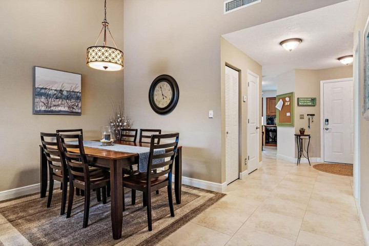 Gorgeous Updated 2 Bedroom Lake View Unit In - St. Petersburg, FL