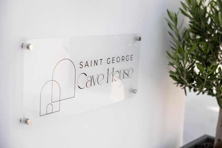 Saint George Cave House - Santorini