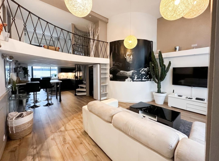 Appartement Avec Cinéma à Lorient - 200 M² - Groix
