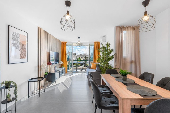 Central Location - Walk To The Beach, Shops & Dining - Los Cristianos