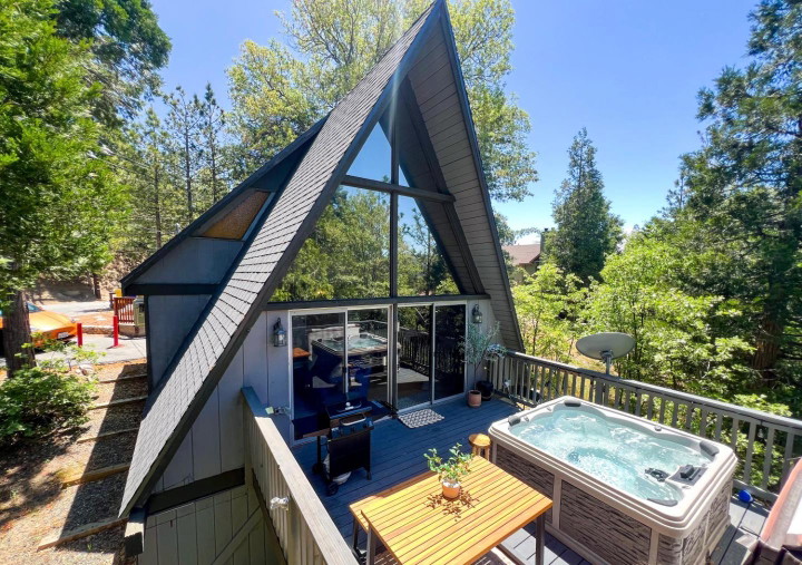 Cozy Cabin With Hot Tub-ac-lake Access-fire Pit-ev-bbq-fire Pit - San Bernardino, CA