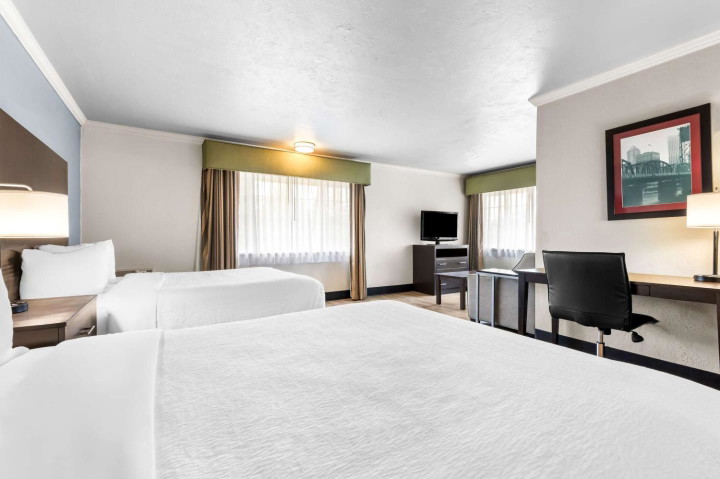 Best Western Plus Parkway Inn - Wilsonville, OR